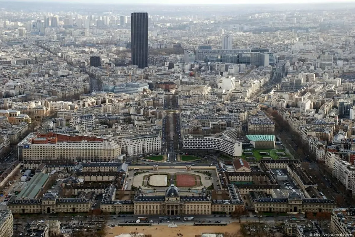 Útsýni yfir París frá hæð Eiffel turninum