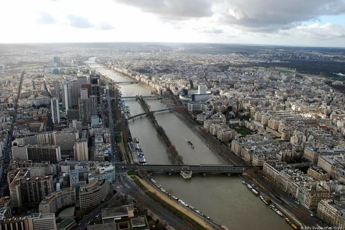 Paris'in Eyfel Kulesi'nin yüksekliğinden manzarası