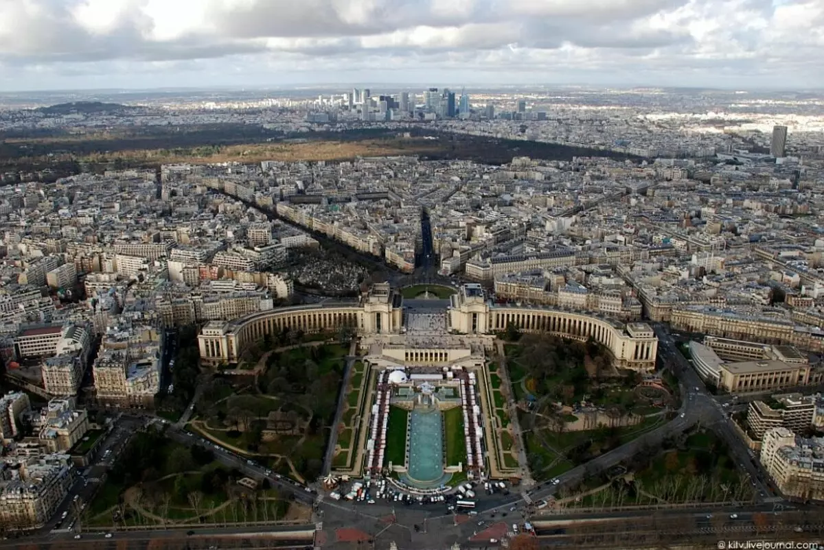 Paris'in Eyfel Kulesi'nin yüksekliğinden manzarası