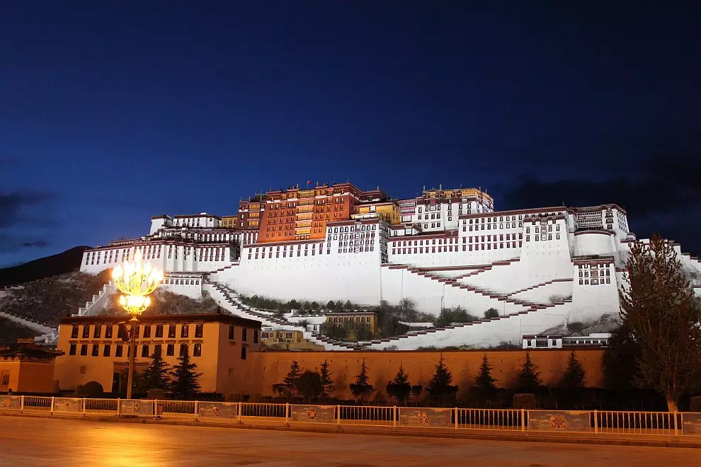 Noćni pogled na palaču Potala