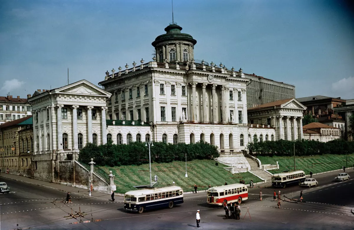 Casa Pashkov. Mai era încă o mișcare bilaterală și troleibuze.