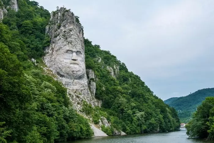 Mao, Budho, Monroe kaj aliaj: 10 gigantaj monumentoj, apud kiuj vi sentas kun sablo 9022_10