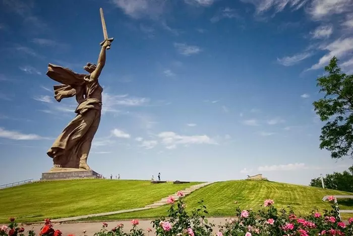 Mao, Budho, Monroe kaj aliaj: 10 gigantaj monumentoj, apud kiuj vi sentas kun sablo 9022_17