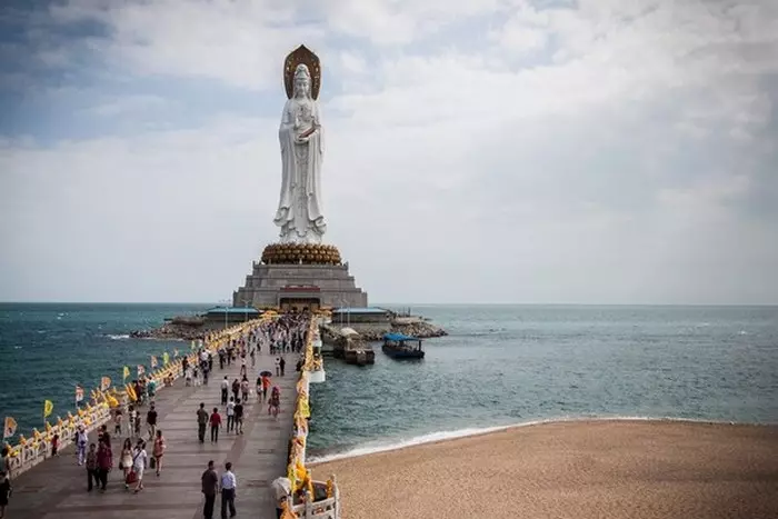 Mao, Budho, Monroe kaj aliaj: 10 gigantaj monumentoj, apud kiuj vi sentas kun sablo 9022_20