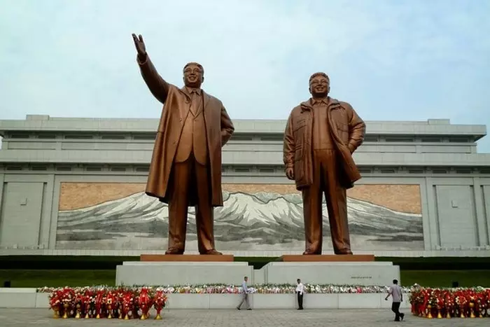 Mao, Buddha, Monroe en oaren: 10 Giant monuminten, neist wa't jo fiele mei sân 9022_5