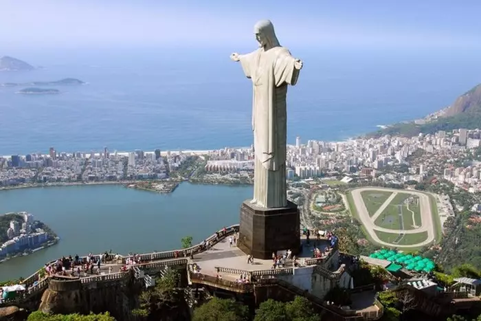 Mao, Budho, Monroe kaj aliaj: 10 gigantaj monumentoj, apud kiuj vi sentas kun sablo 9022_6