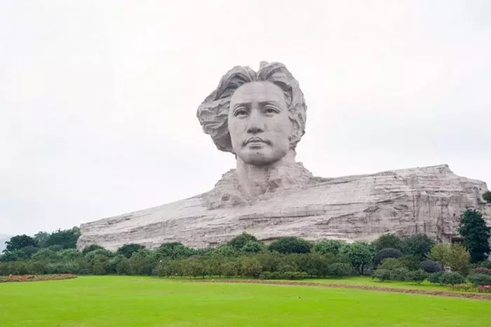 Mao, Budho, Monroe kaj aliaj: 10 gigantaj monumentoj, apud kiuj vi sentas kun sablo 9022_7