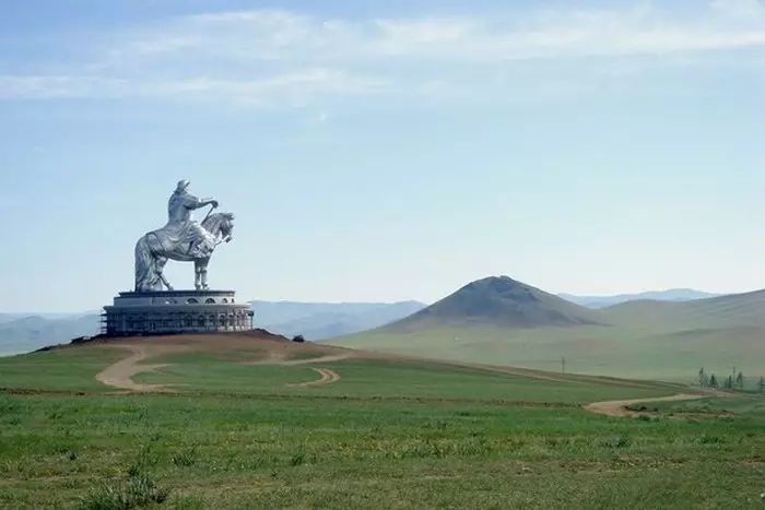 Mao, Budho, Monroe kaj aliaj: 10 gigantaj monumentoj, apud kiuj vi sentas kun sablo 9022_9