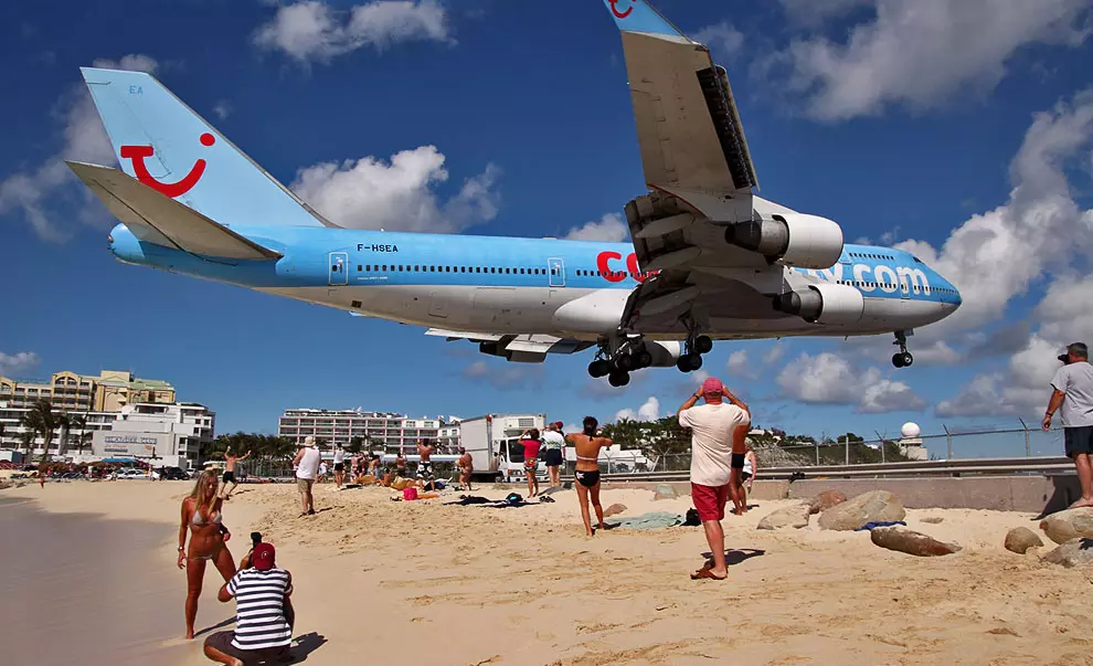 Maho Beach - μια από τις πιο ασυνήθιστες παραλίες στον κόσμο 9281_15