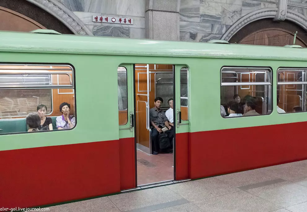 Inżul fis-subway tal-Korea ta 'Fuq 9330_15