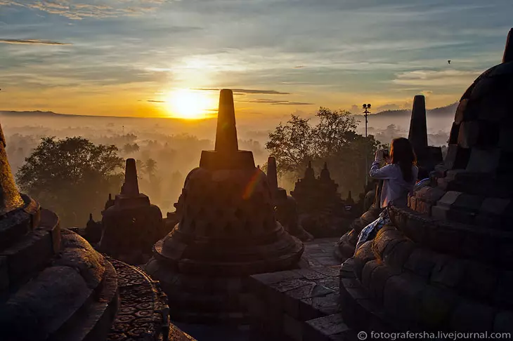 Templa Kompleksa Borobudur en Indonezio 9343_1