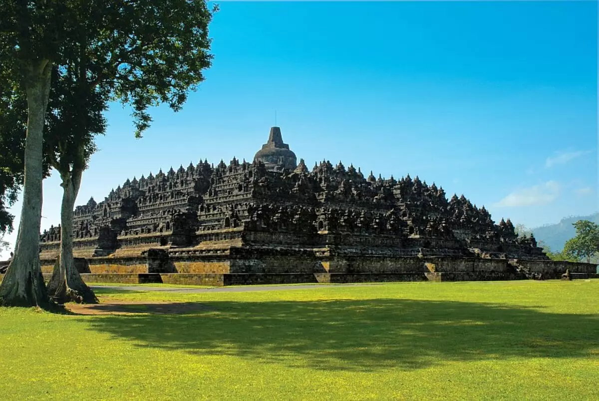 Templa Kompleksa Borobudur en Indonezio 9343_11