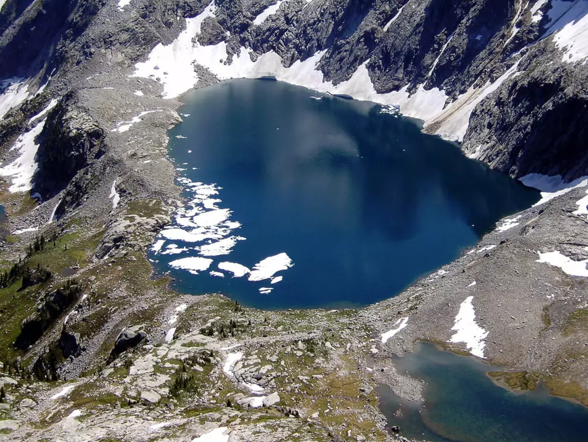 Lake Mulvey ໃນ British Columbia