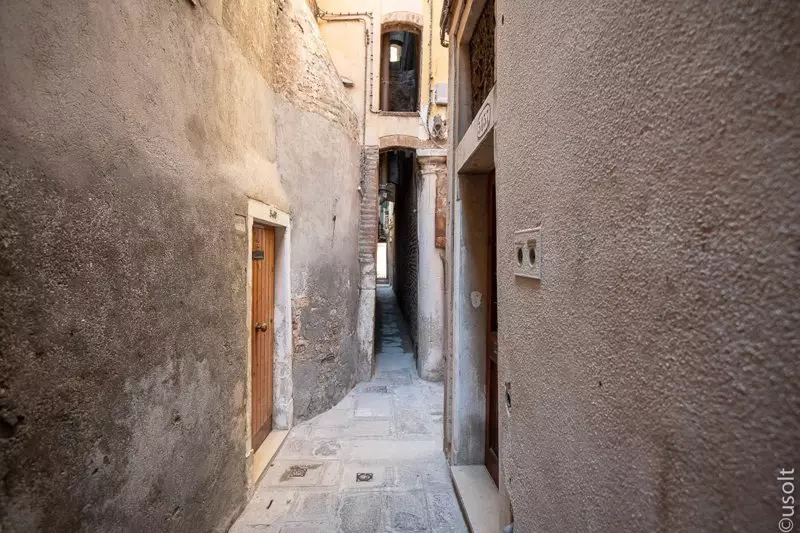 Venice a na-atụghị anya ya: obodo efu abụghị maka ndị njem nleta njem, ihe ngosi, foto