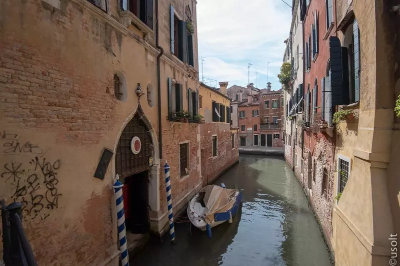 Veneza inesperada: Cidade casual não para turistas de viagem, fatos, fotos