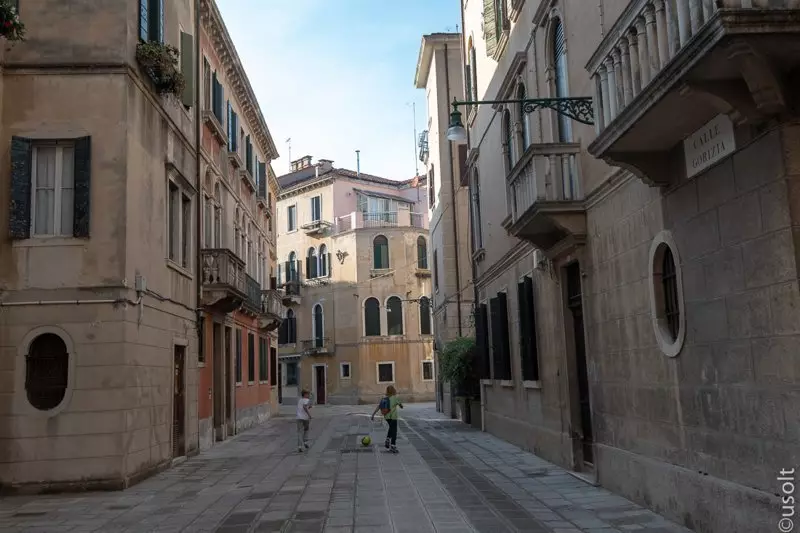 Veneza inesperada: Cidade casual não para turistas de viagem, fatos, fotos