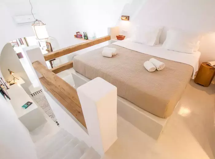 Kamar tidur di Cave Apartments yang indah (Santorini, Yunani).