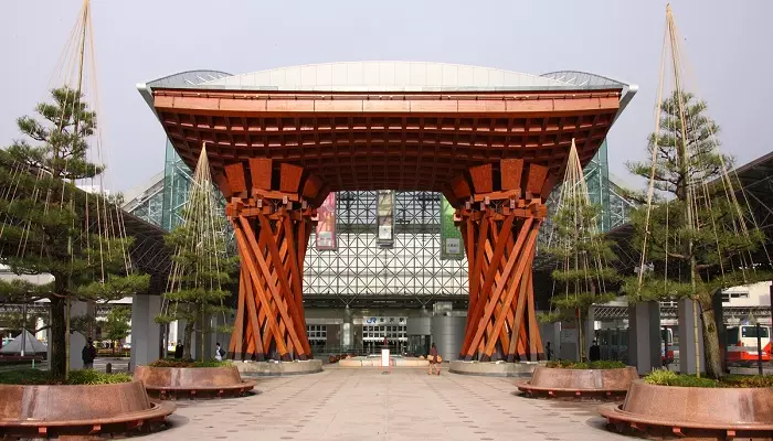 Canadzawa Station är den mest otroliga byggnaden av staden (Japan).