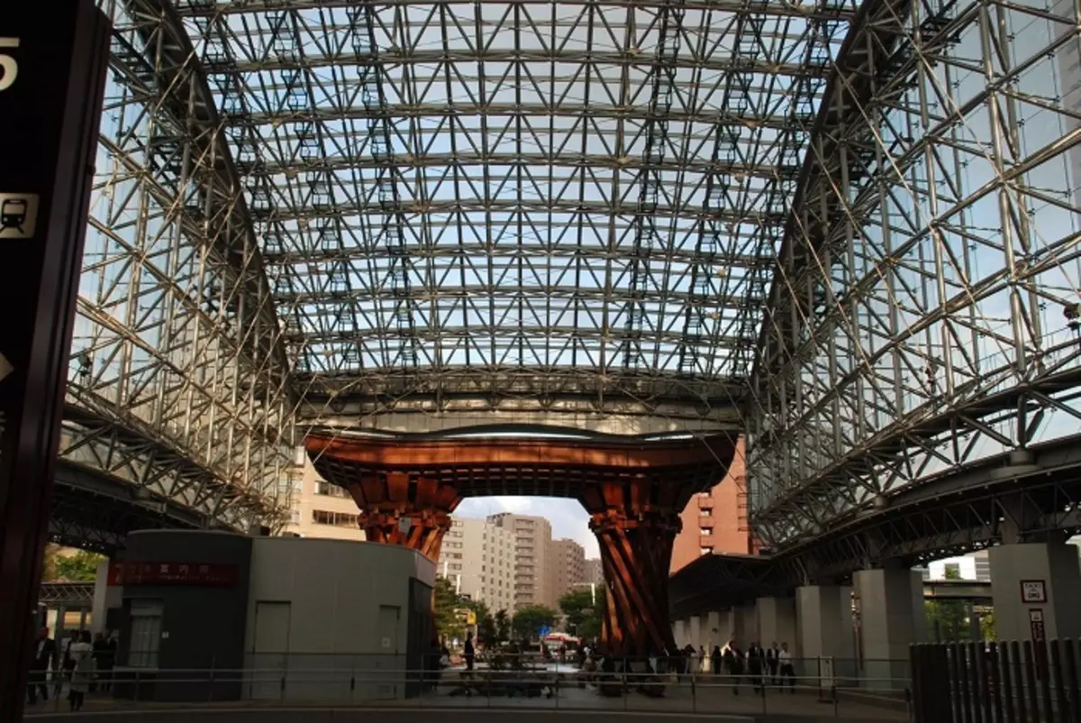 Stationens kupol är tillverkad av stål och 3000 glasögon (Canadzava, Japan).