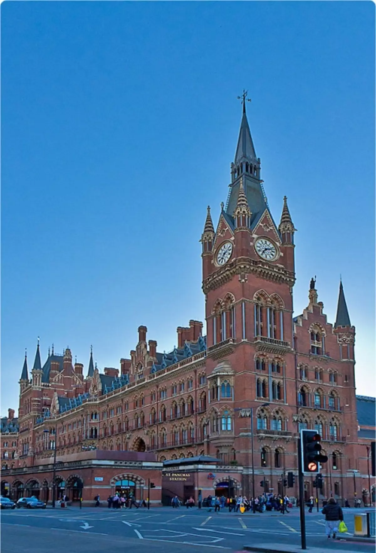 Monumentalna stacja wiktoriańska Budynek Saint Pancras (Anglia).