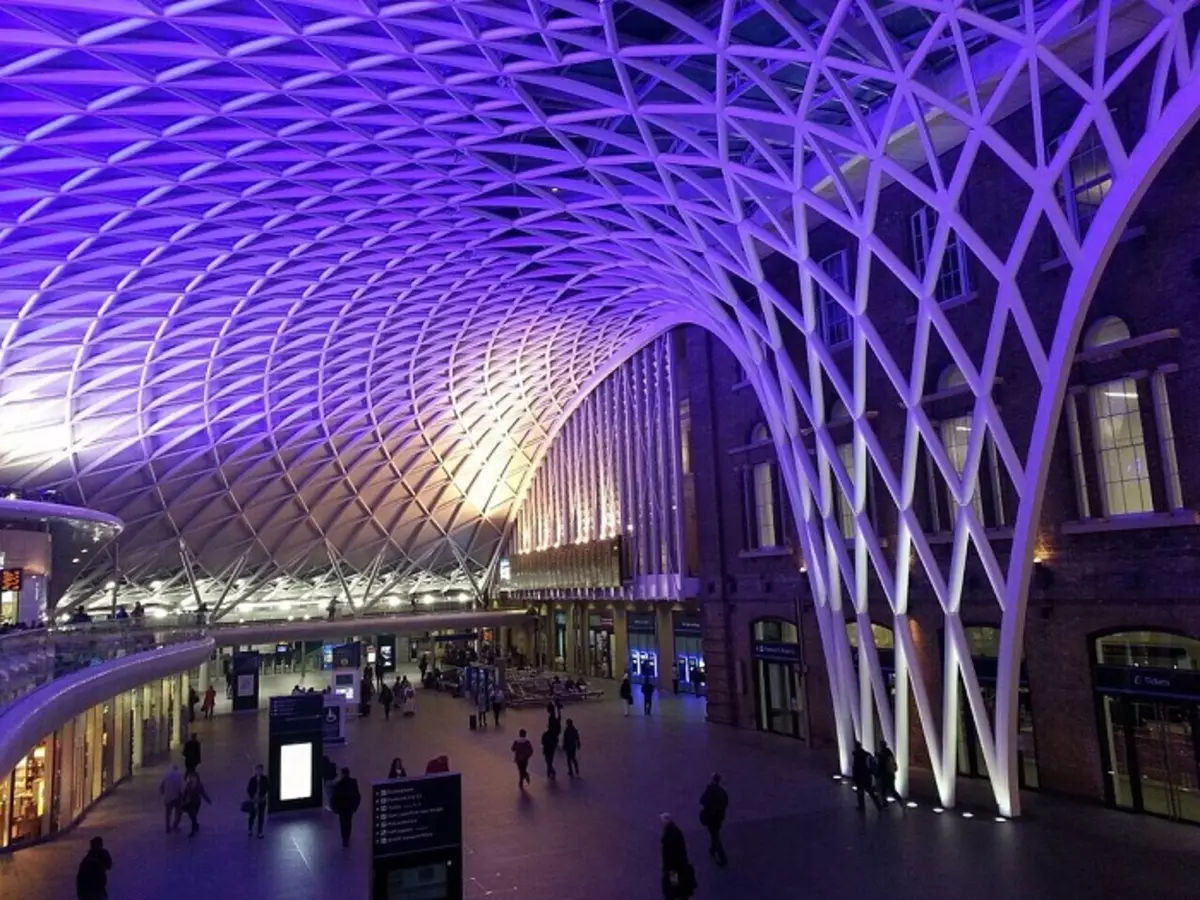 Överlägsen transformation av Saint Pancras Station (England).