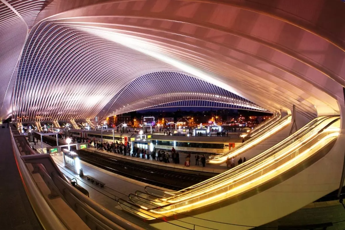 Fantastiskt inre av den modernaste järnvägsstationen i Belgien (Liege Ge).