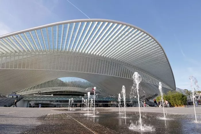 Utformningen av glas och metall skapar en illusion av viktlöshet. (Station i Liege, Belgien).