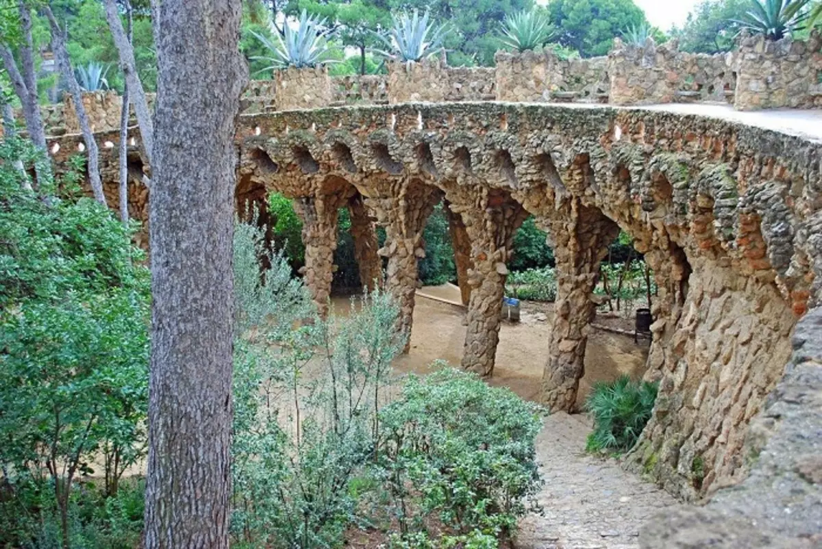 Mae Park Dinas Guell yn dal i blesio ymwelwyr.