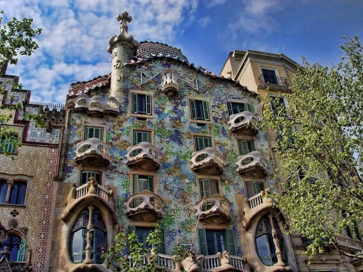 7 campwaith pensaernïol Antonio Gaudi, sy'n addurno Barcelona 9505_22