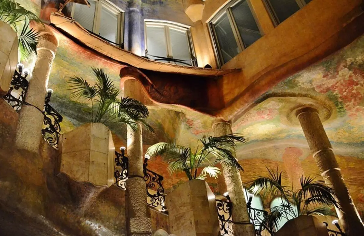 Intérieur fantastique d'une maison inhabituelle (Casa Mila).