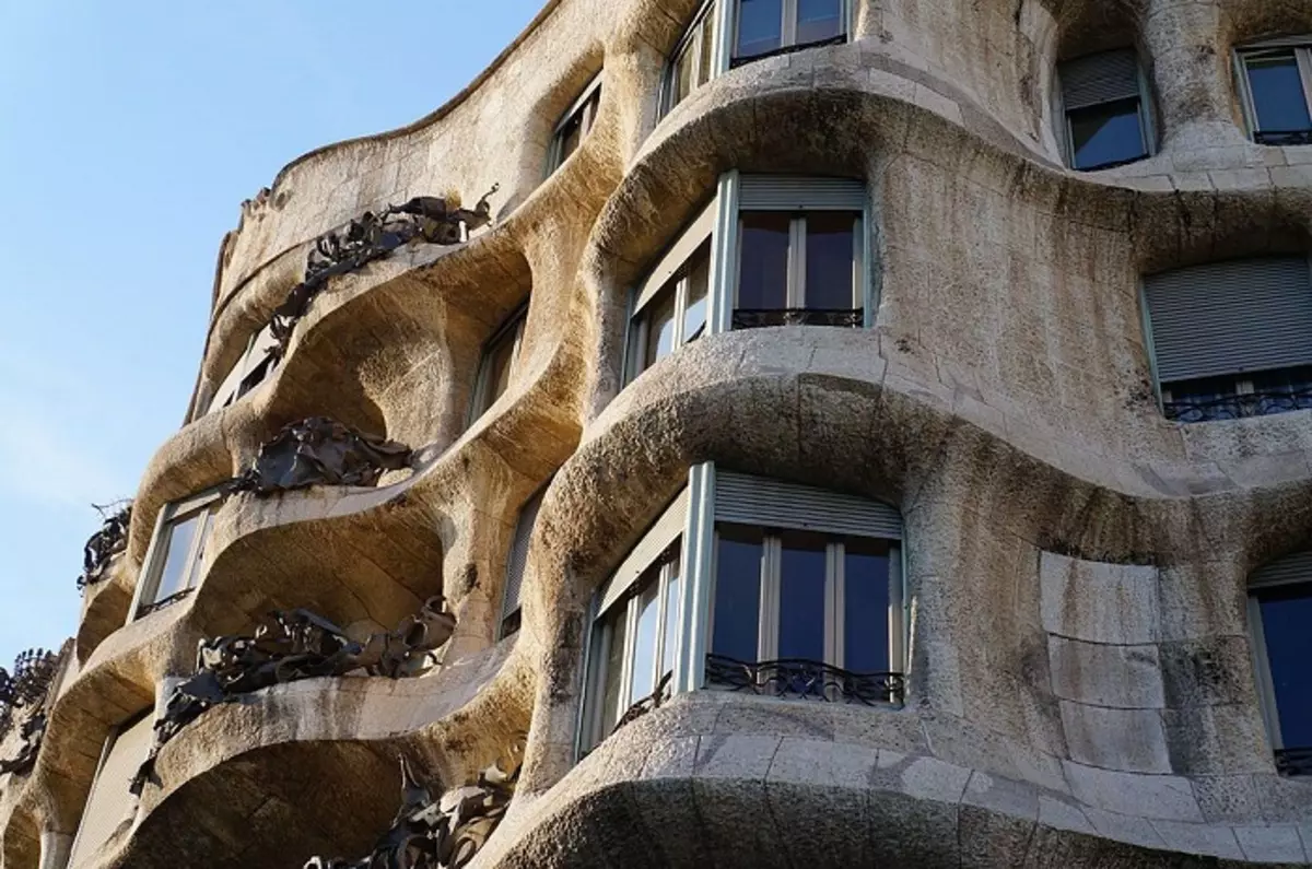 Diolch i'r dechnoleg arbennig, crëwyd siâp arnofiol yr adeilad cyfan (Casa Mila).