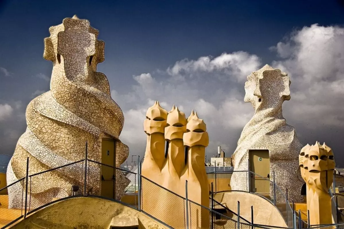 Mae cerfluniau gwych addurno simneiau a siafftiau elevator (Casa Mila).