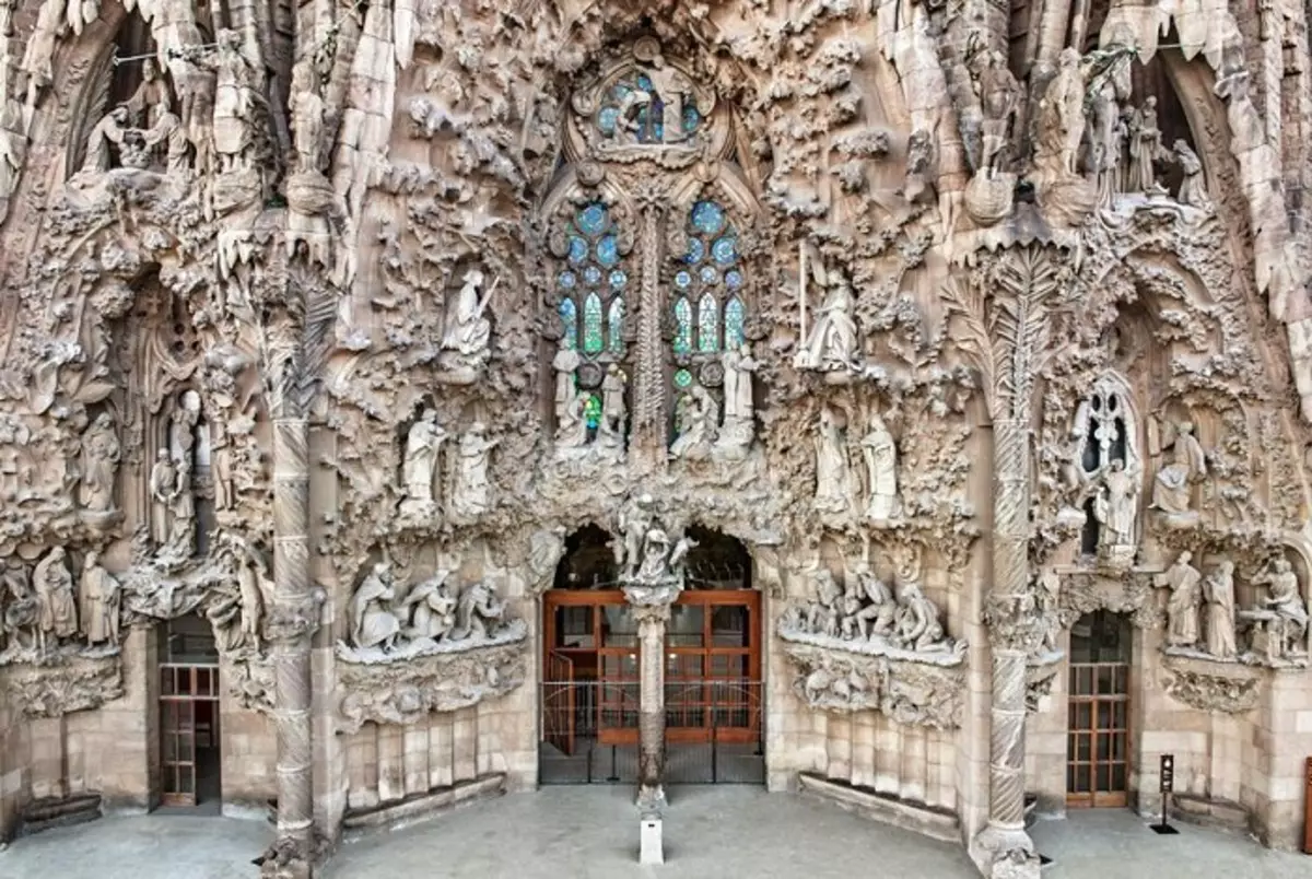 La façade de la cathédrale est décorée de sculptures reflétant les faits de la vie des saints.