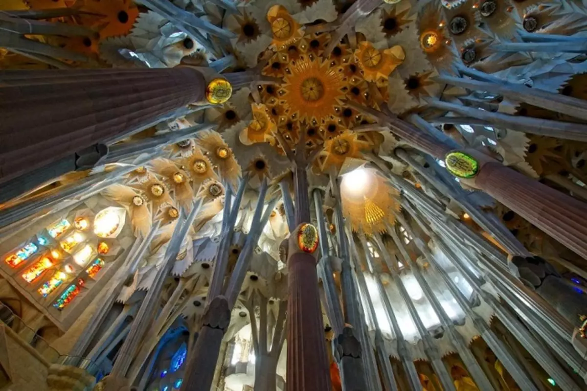 Mae'r colofnau uchaf a'r paentiad anarferol yn addurno tu mewn i'r deml (Temple Expiatori de la Sagrada Familia).