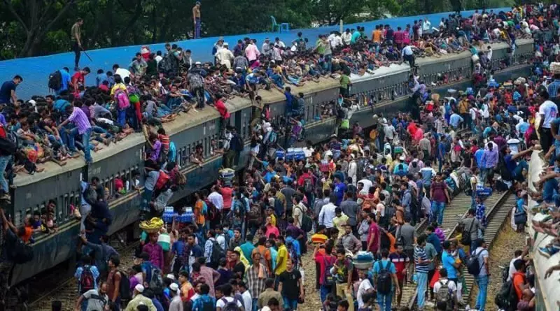 Svo lítur út eins og almenningssamgöngur í Bangladesh meðan á árstíðabundinni fólksflutninga stendur 9553_1