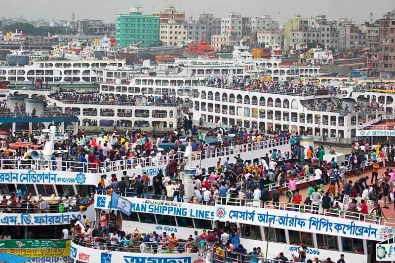 Quindi sembra un trasporto pubblico in Bangladesh durante la migrazione stagionale 9553_10