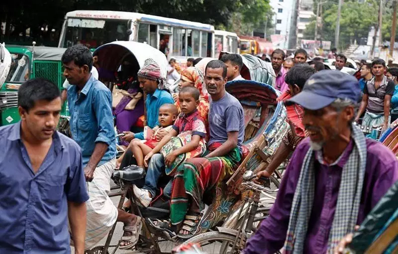 Quindi sembra un trasporto pubblico in Bangladesh durante la migrazione stagionale 9553_11