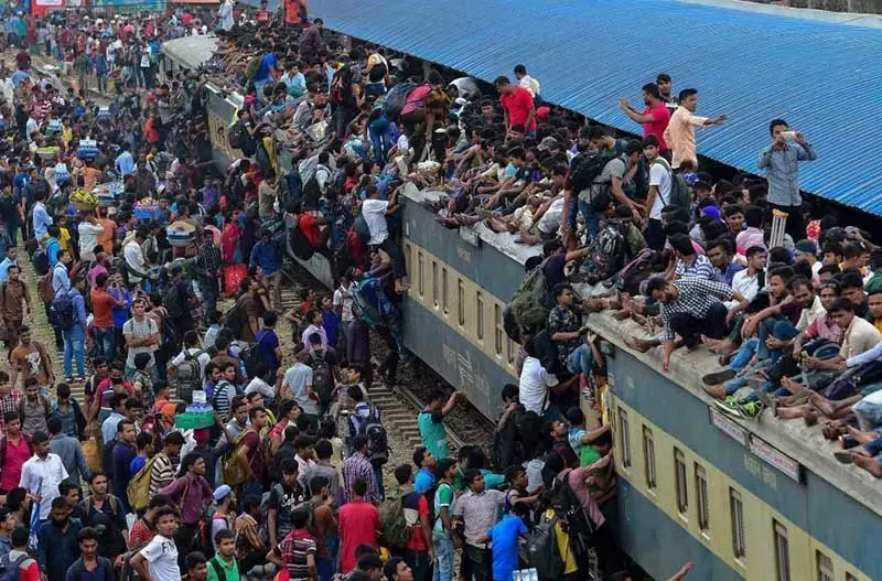 Quindi sembra un trasporto pubblico in Bangladesh durante la migrazione stagionale 9553_2