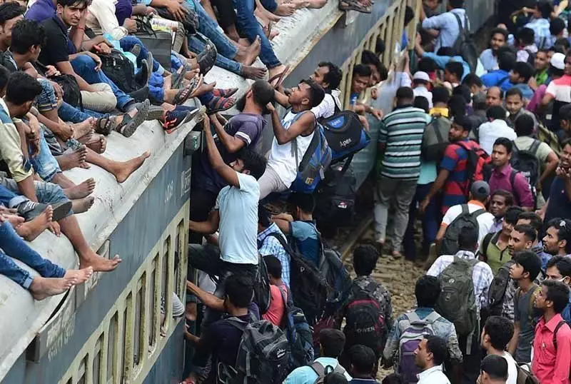 Quindi sembra un trasporto pubblico in Bangladesh durante la migrazione stagionale 9553_3