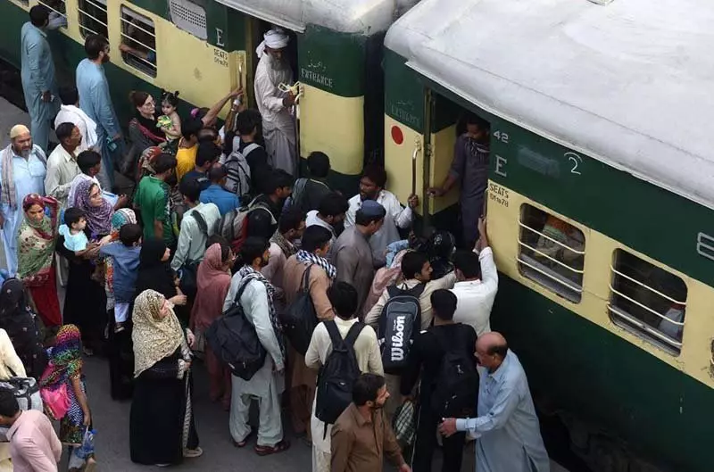 Quindi sembra un trasporto pubblico in Bangladesh durante la migrazione stagionale 9553_4