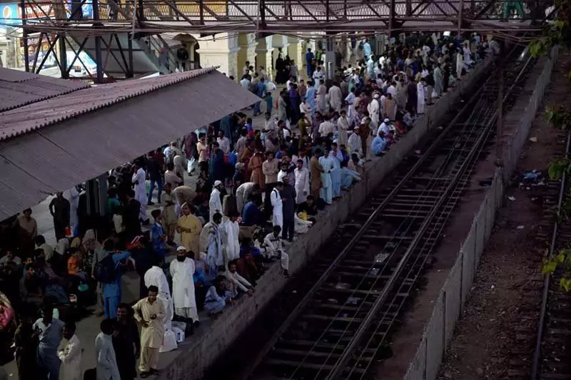 Quindi sembra un trasporto pubblico in Bangladesh durante la migrazione stagionale 9553_5