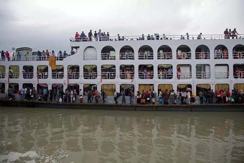 Quindi sembra un trasporto pubblico in Bangladesh durante la migrazione stagionale 9553_6