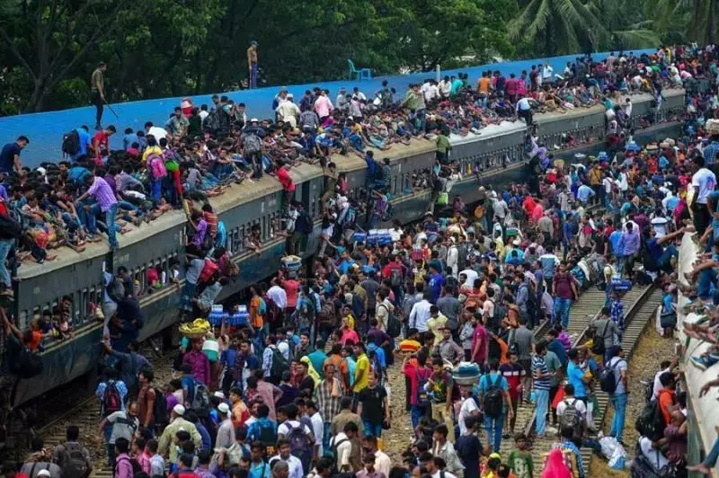 Więc wygląda na transport publiczny w Bangladeszu podczas migracji sezonowej 9553_7