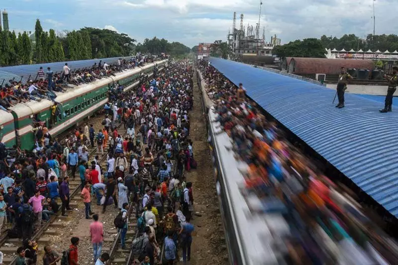 Quindi sembra un trasporto pubblico in Bangladesh durante la migrazione stagionale 9553_8