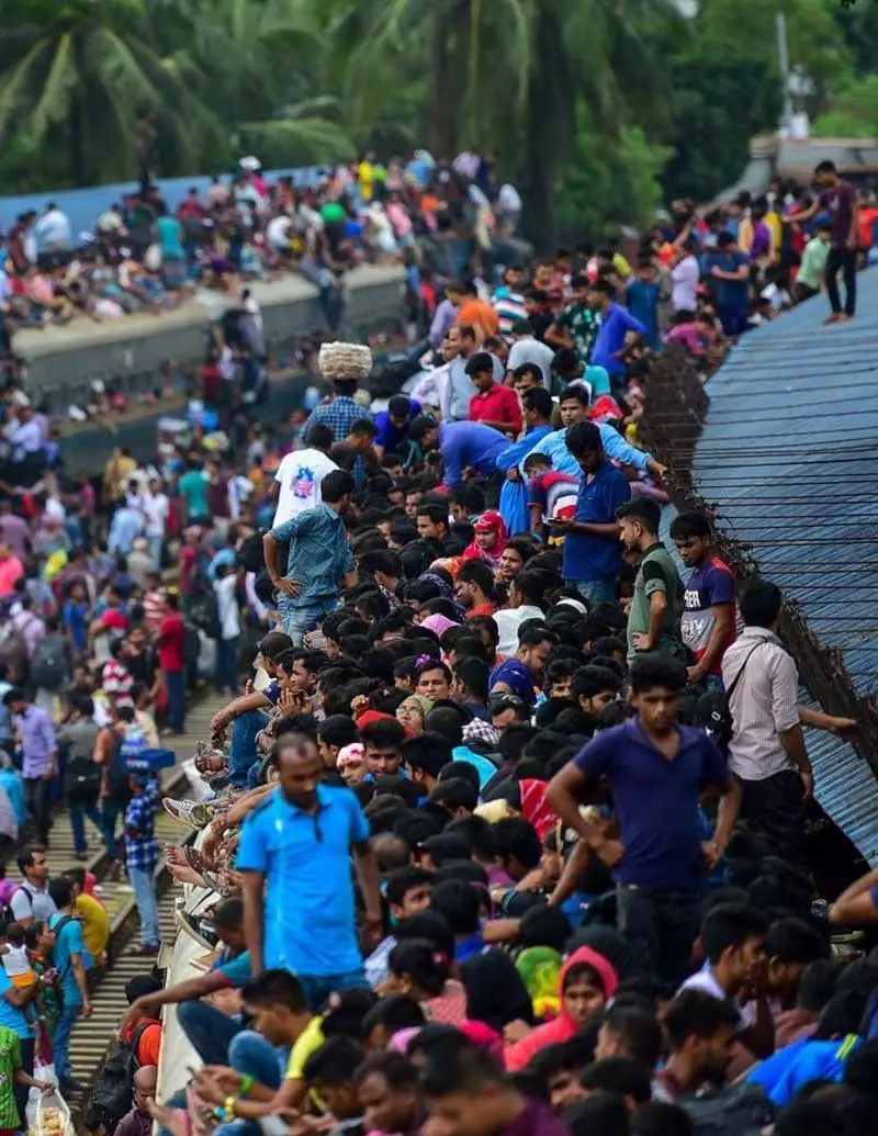 Quindi sembra un trasporto pubblico in Bangladesh durante la migrazione stagionale 9553_9