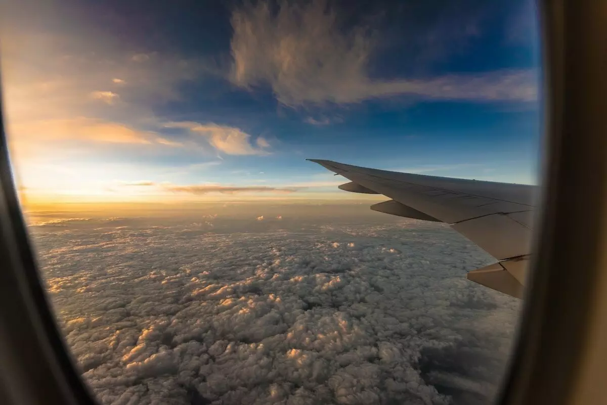 Evidencia colorida de que en la aeronave siempre necesitas sentarte por la ventana 9567_15