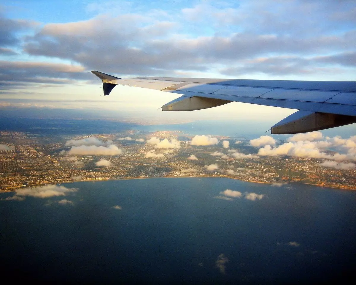 Colorful evidence that in the aircraft you always need to sit down by the window 9567_2