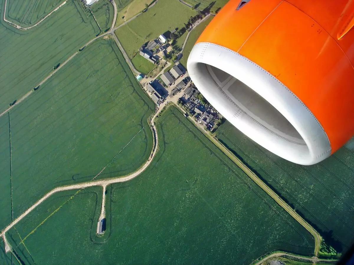 Colorful evidence that in the aircraft you always need to sit down by the window 9567_7