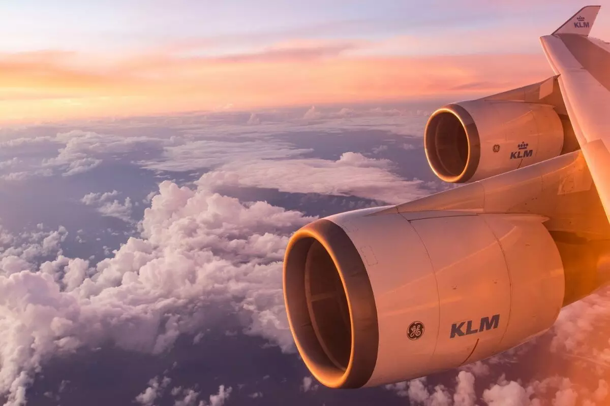 Colorful evidence that in the aircraft you always need to sit down by the window 9567_9