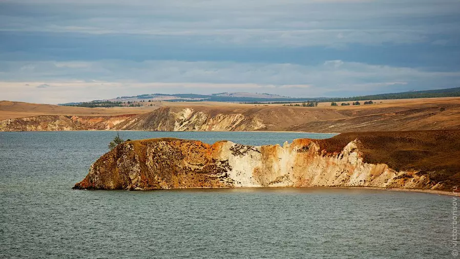 خوبصورتي Lake ن Balacal ۽ Ollhon ٻيٽ